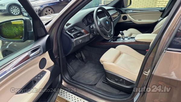 Smilšu krāsa BMW X5 2010 Tartu, ar dzinēja tilpumu 3.00 L un nobraukumu 396 tūkst. km par 10900 €, foto 5 vietnē AUTOMOTO.COM.LV