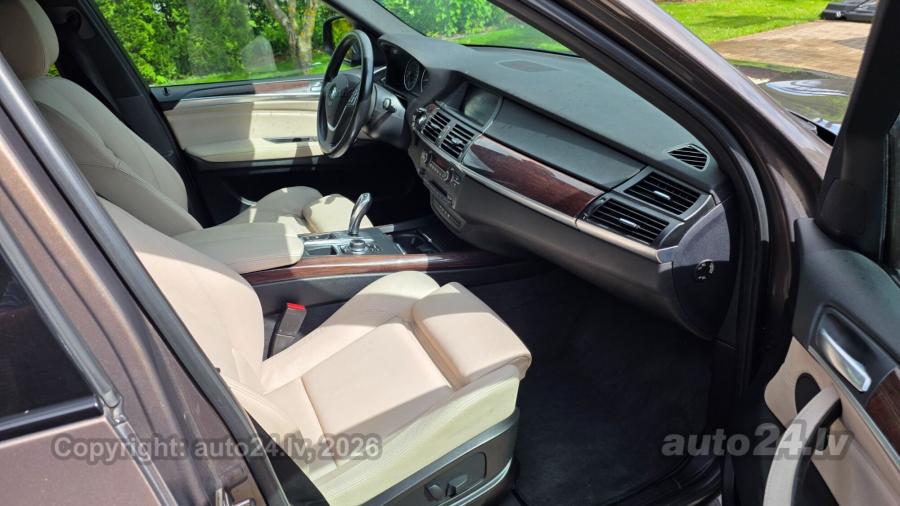 Smilšu krāsa BMW X5 2010 Tartu, ar dzinēja tilpumu 3.00 L un nobraukumu 396 tūkst. km par 10900 €, foto 8 vietnē AUTOMOTO.COM.LV