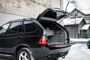 Black BMW X5 2000 in Riga, with an engine capacity of 4.40 L and mileage of 301 thousand km for 4600 €, photo 7 on AUTOMOTO.COM.LV