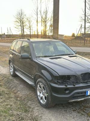 Melns BMW X5 2001 Joniškis, ar dzinēja tilpumu 4.40 L un nobraukumu 371 tūkst. km par 2300 €, foto 3 vietnē AUTOMOTO.COM.LV