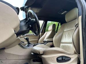 Black BMW X5 2001 in Vilnius, with an engine capacity of 3.00 L and mileage of 400 thousand km for 1799 €, photo 17 on AUTOMOTO.COM.LV