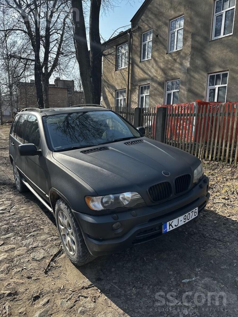 Черный БМВ Х5 2002 в Рига, объемом двигателя 4.40 л и пробегом 384 тыс. км за 2400 €, фото 1 на AUTOMOTO.COM.LV