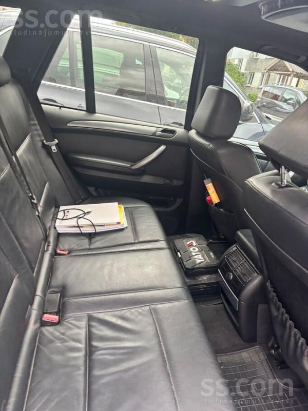 Black BMW X5 2002 in Daugavpils, with an engine capacity of 3.00 L and mileage of 400 thousand km for 4000 €, photo 3 on AUTOMOTO.COM.LV