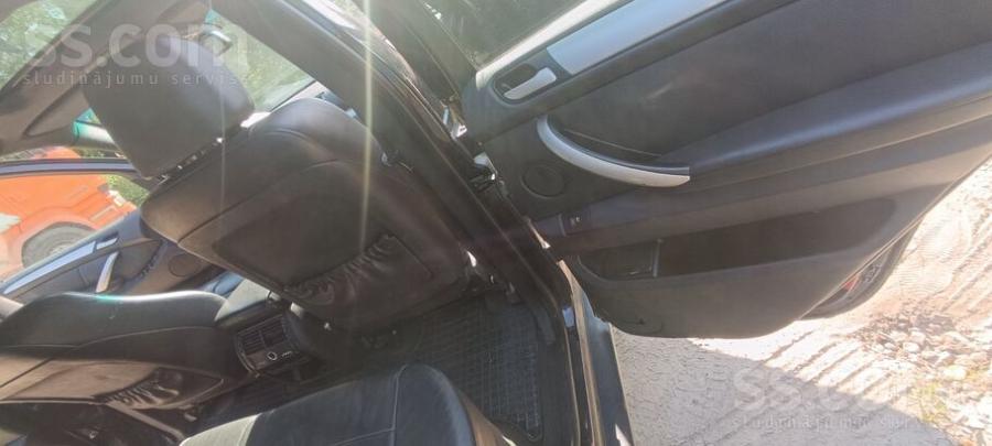 Black BMW X5 2003 in Riga, with an engine capacity of 3.00 L and mileage of 39 thousand km for 2800 €, photo 6 on AUTOMOTO.COM.LV
