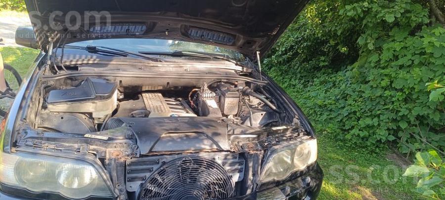 Black BMW X5 2003 in Riga, with an engine capacity of 3.00 L and mileage of 39 thousand km for 2800 €, photo 12 on AUTOMOTO.COM.LV