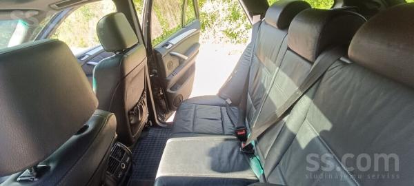 Black BMW X5 2003 in Riga, with an engine capacity of 3.00 L and mileage of 391 thousand km for 2800 €, photo 8 on AUTOMOTO.COM.LV