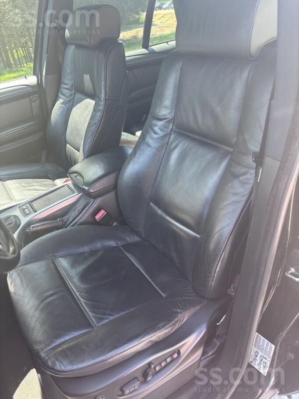 Black BMW X5 2004 in Saldus, with an engine capacity of 4.40 L and mileage of 255 thousand km for 7200 €, photo 4 on AUTOMOTO.COM.LV