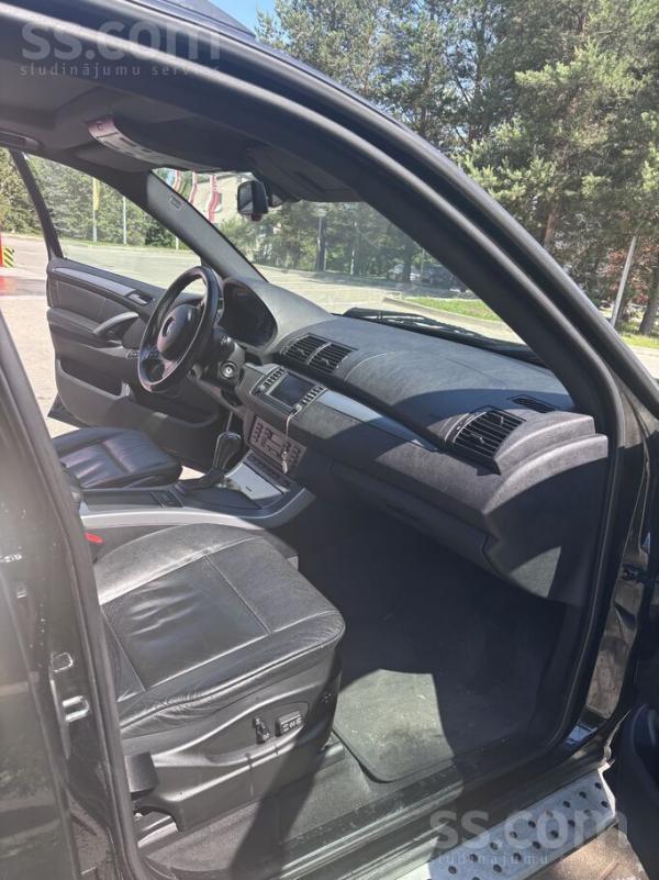 Black BMW X5 2004 in Saldus, with an engine capacity of 4.40 L and mileage of 255 thousand km for 7200 €, photo 6 on AUTOMOTO.COM.LV