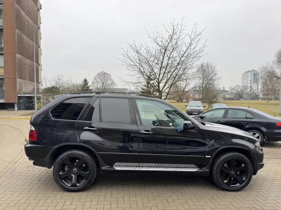 Black BMW X5 2004 in Riga, with an engine capacity of 3.00 L and mileage of 383 thousand km for 4990 €, photo 4 on AUTOMOTO.COM.LV