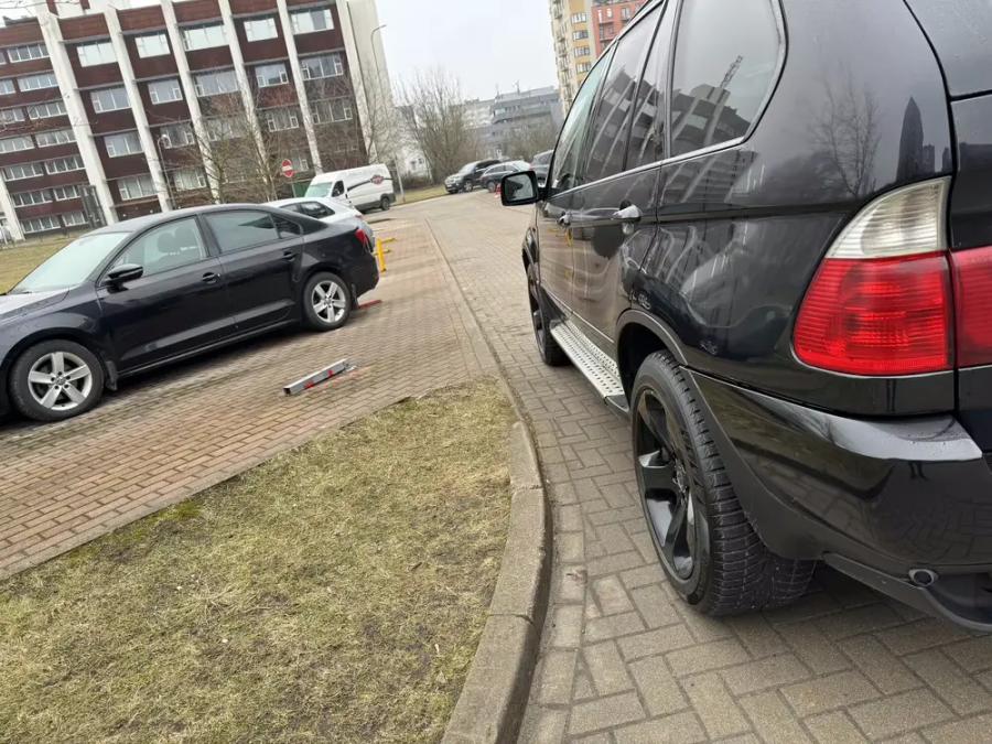Black BMW X5 2004 in Riga, with an engine capacity of 3.00 L and mileage of 383 thousand km for 4990 €, photo 6 on AUTOMOTO.COM.LV