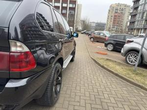 Black BMW X5 2004 in Riga, with an engine capacity of 3.00 L and mileage of 383 thousand km for 4990 €, photo 7 on AUTOMOTO.COM.LV