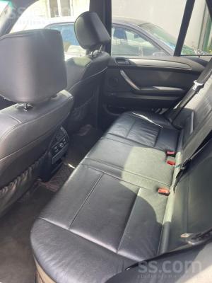 Black BMW X5 2004 in Riga, with an engine capacity of 4.40 L and mileage of 0 thousand km for 3750 €, photo 5 on AUTOMOTO.COM.LV
