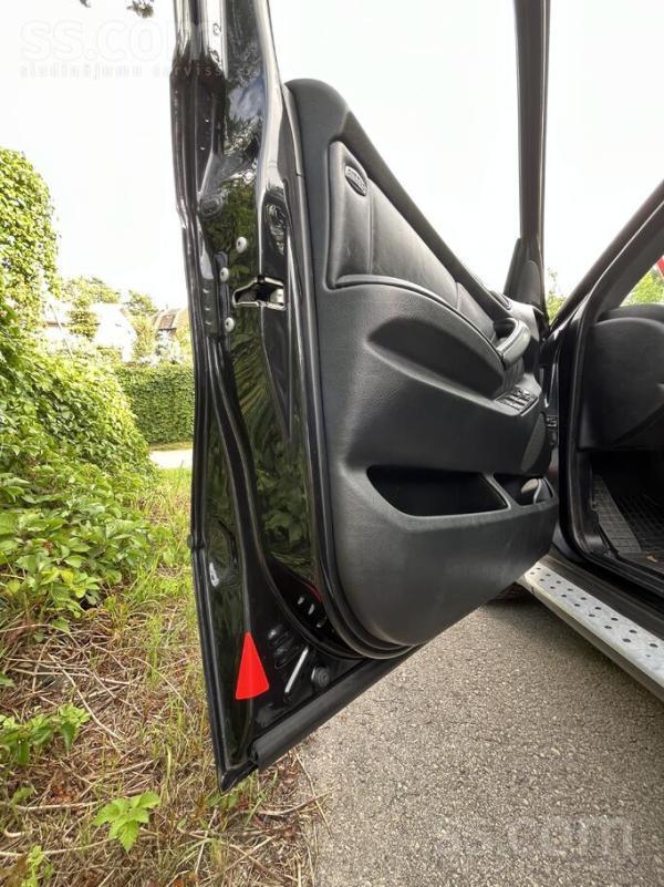 Black BMW X5 2004 in Riga, with an engine capacity of 3.00 L and mileage of 287 thousand km for 6450 €, photo 5 on AUTOMOTO.COM.LV