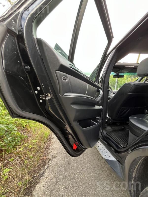 Black BMW X5 2004 in Riga, with an engine capacity of 3.00 L and mileage of 287 thousand km for 6450 €, photo 6 on AUTOMOTO.COM.LV
