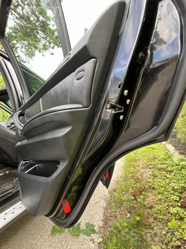 Black BMW X5 2004 in Riga, with an engine capacity of 3.00 L and mileage of 287 thousand km for 6450 €, photo 8 on AUTOMOTO.COM.LV