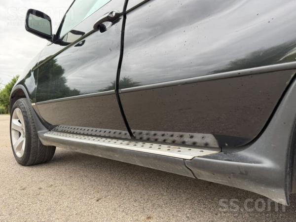 Black BMW X5 2004 in Bauska, with an engine capacity of 3.00 L and mileage of 525 thousand km for 3300 €, photo 7 on AUTOMOTO.COM.LV
