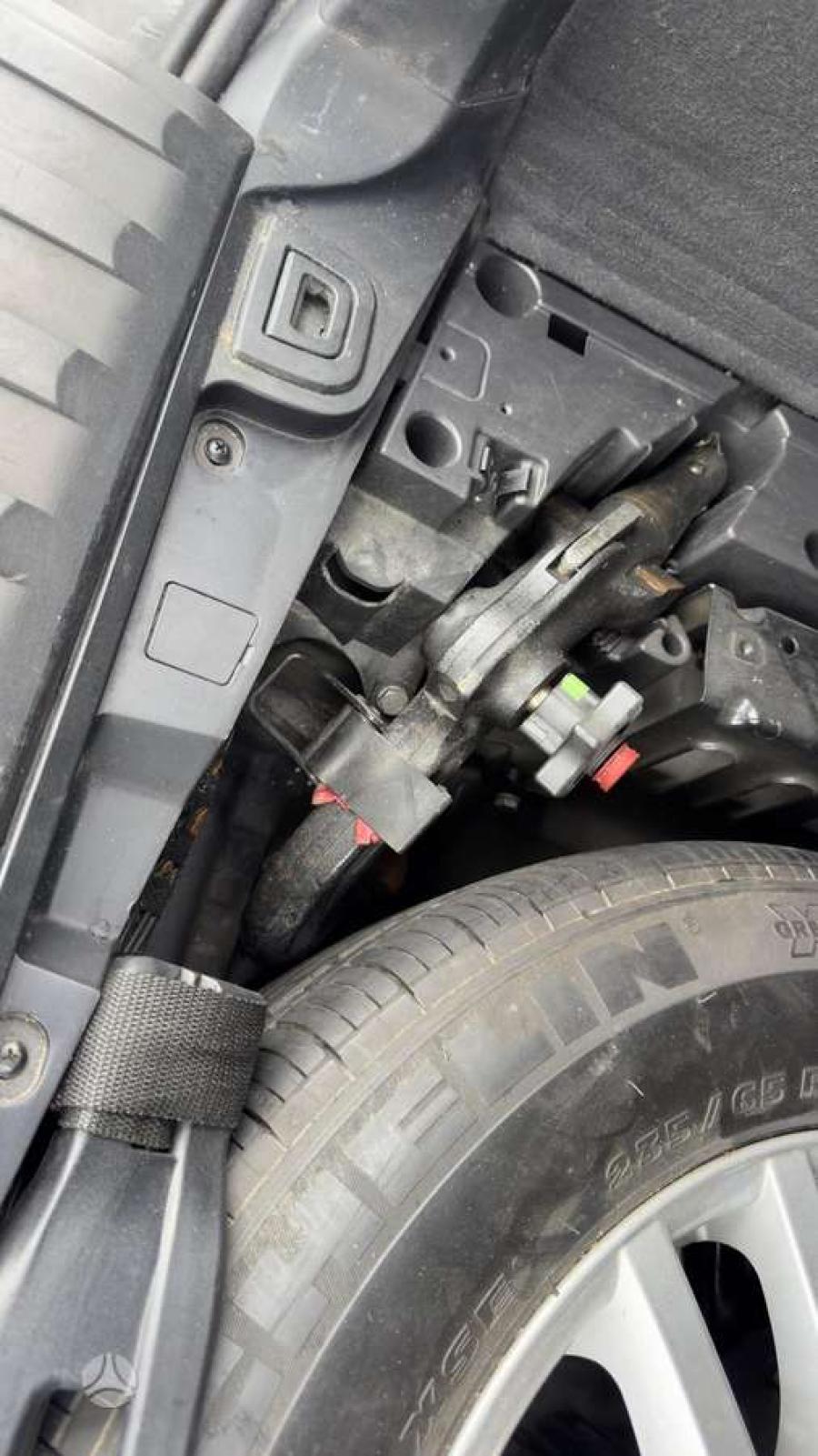 Black BMW X5 2004 in Panevezys, with an engine capacity of 2.99 L and mileage of 340 thousand km for 4800 €, photo 16 on AUTOMOTO.COM.LV