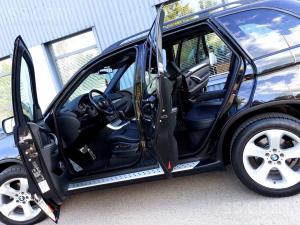 Black BMW X5 2005 in Riga, with an engine capacity of 3.00 L and mileage of 268 thousand km for 7770 €, photo 31 on AUTOMOTO.COM.LV