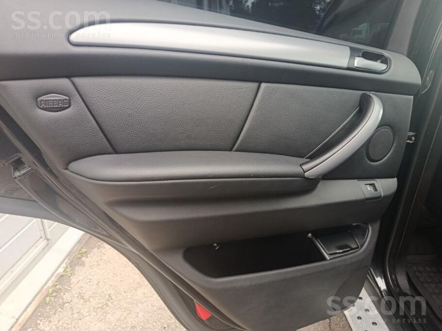Black BMW X5 2005 in Riga, with an engine capacity of 3.00 L and mileage of 310 thousand km for 5900 €, photo 17 on AUTOMOTO.COM.LV