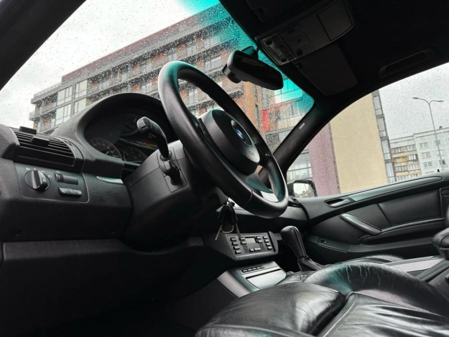 Black BMW X5 2005 in Riga, with an engine capacity of 3.00 L and mileage of 273 thousand km for 3990 €, photo 12 on AUTOMOTO.COM.LV
