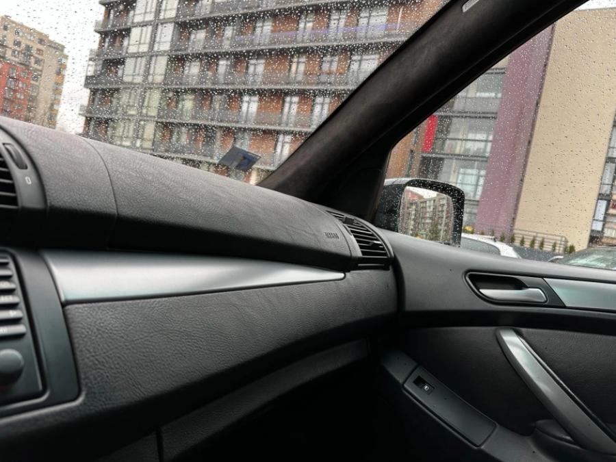 Black BMW X5 2005 in Riga, with an engine capacity of 3.00 L and mileage of 273 thousand km for 3990 €, photo 17 on AUTOMOTO.COM.LV