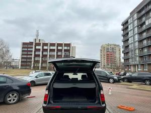 Black BMW X5 2005 in Riga, with an engine capacity of 3.00 L and mileage of 273 thousand km for 3990 €, photo 7 on AUTOMOTO.COM.LV
