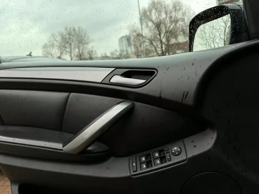 Black BMW X5 2005 in Riga, with an engine capacity of 3.00 L and mileage of 273 thousand km for 3990 €, photo 10 on AUTOMOTO.COM.LV