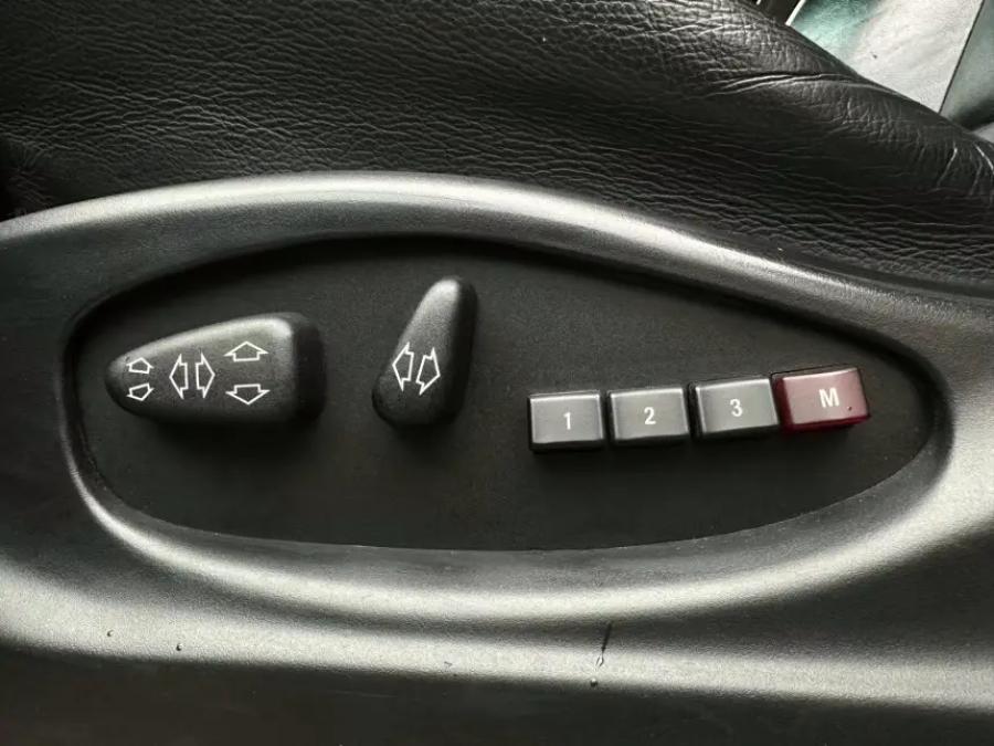Black BMW X5 2005 in Riga, with an engine capacity of 3.00 L and mileage of 273 thousand km for 3990 €, photo 12 on AUTOMOTO.COM.LV