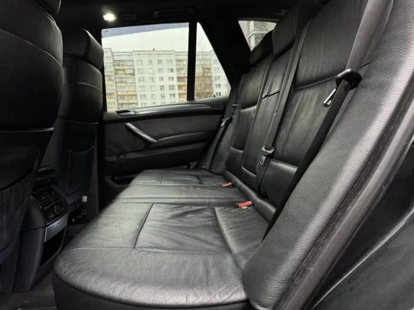 Black BMW X5 2005 in Riga, with an engine capacity of 3.00 L and mileage of 339 thousand km for 4990 €, photo 8 on AUTOMOTO.COM.LV