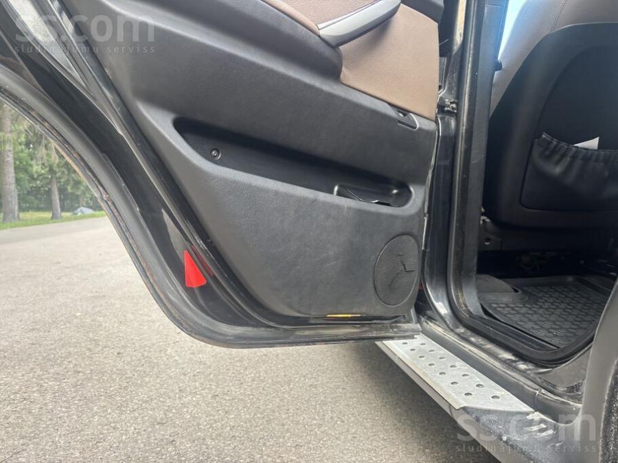 Black BMW X5 2005 in Rezekne, with an engine capacity of 3.00 L and mileage of 320 thousand km for 4200 €, photo 11 on AUTOMOTO.COM.LV