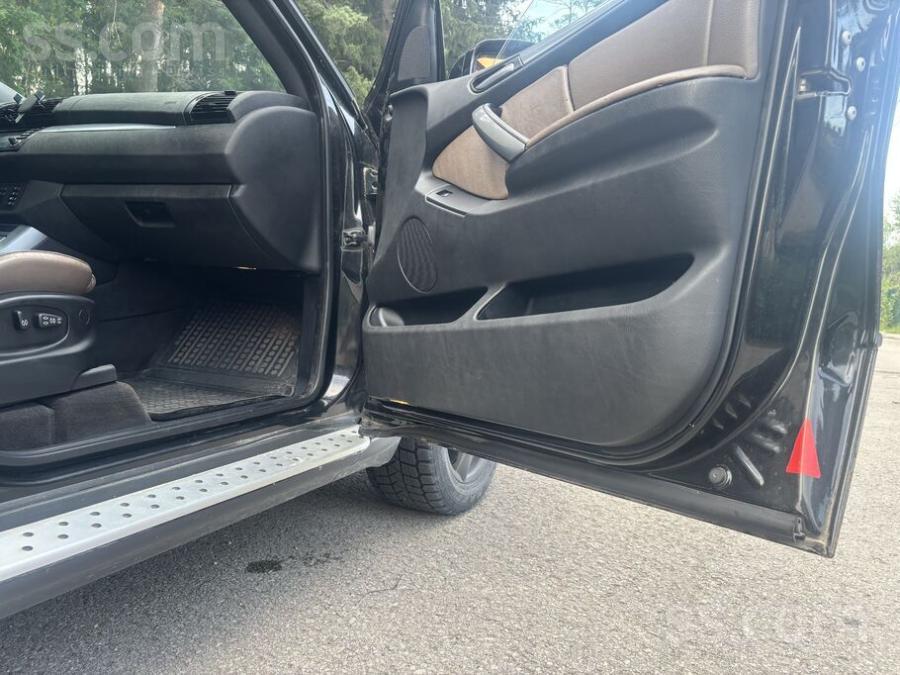 Black BMW X5 2005 in Rezekne, with an engine capacity of 3.00 L and mileage of 320 thousand km for 4200 €, photo 12 on AUTOMOTO.COM.LV
