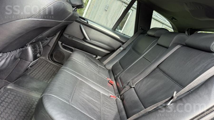Black BMW X5 2005 in Riga, with an engine capacity of 3.00 L and mileage of 431 thousand km for 2850 €, photo 9 on AUTOMOTO.COM.LV