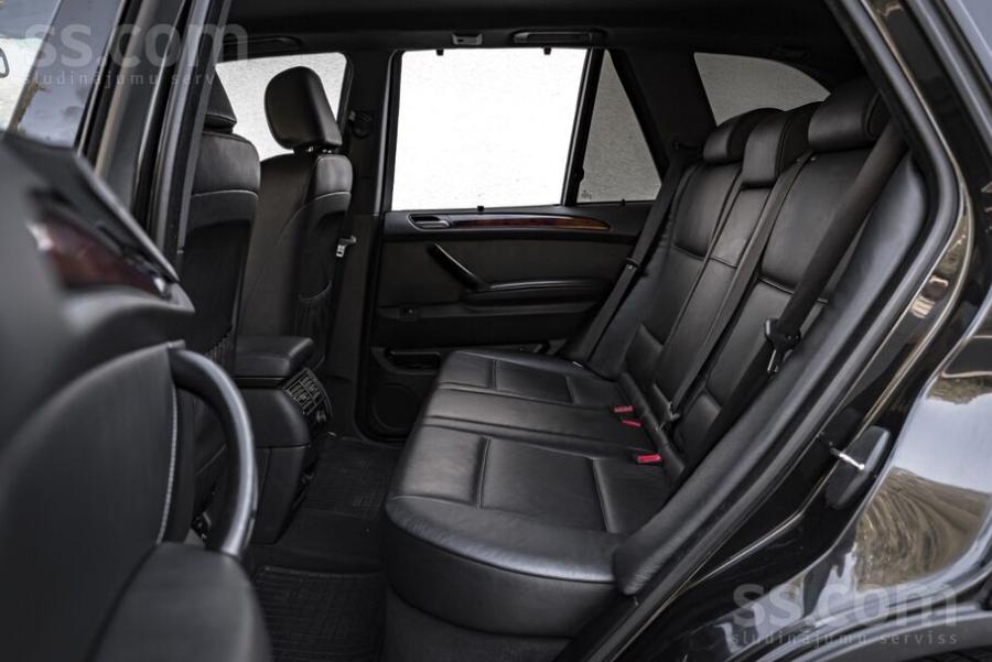 Black BMW X5 2005 in Riga, with an engine capacity of 3.00 L and mileage of 316 thousand km for 4950 €, photo 12 on AUTOMOTO.COM.LV
