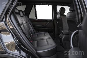 Black BMW X5 2005 in Riga, with an engine capacity of 3.00 L and mileage of 316 thousand km for 4950 €, photo 13 on AUTOMOTO.COM.LV