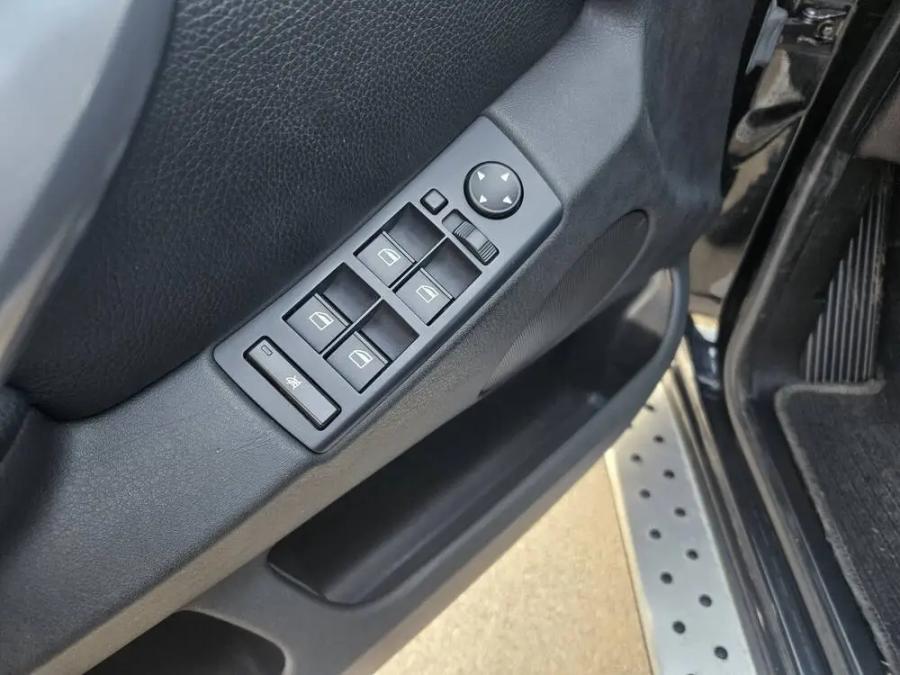 Black BMW X5 2006 in Jekabpils, with an engine capacity of 3.00 L and mileage of 331 thousand km for 4790 €, photo 17 on AUTOMOTO.COM.LV