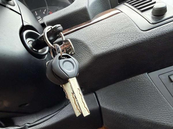 Black BMW X5 2006 in Kaunas, with an engine capacity of 2.99 L and mileage of 375 thousand km for 5700 €, photo 8 on AUTOMOTO.COM.LV