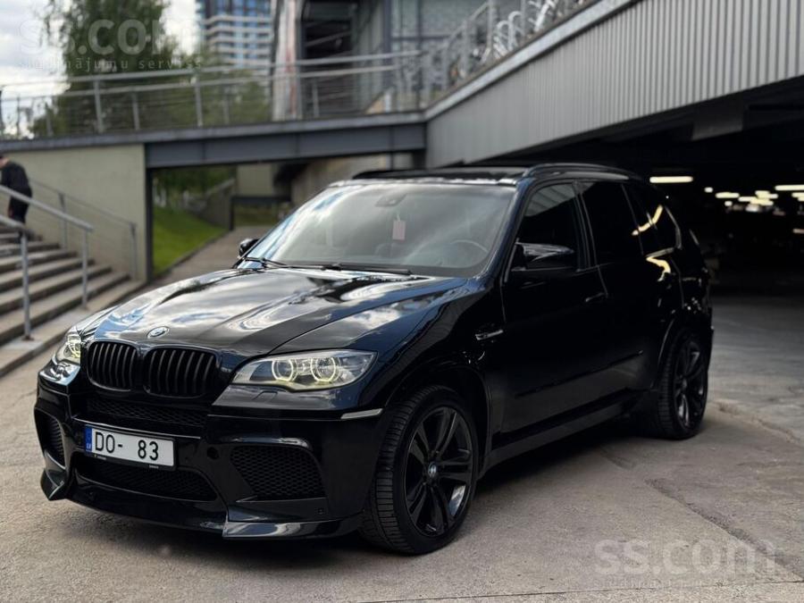 Black BMW X5 2007 in Riga, with an engine capacity of 3.00 L and mileage of 280 thousand km for 10650 €, photo 1 on AUTOMOTO.COM.LV