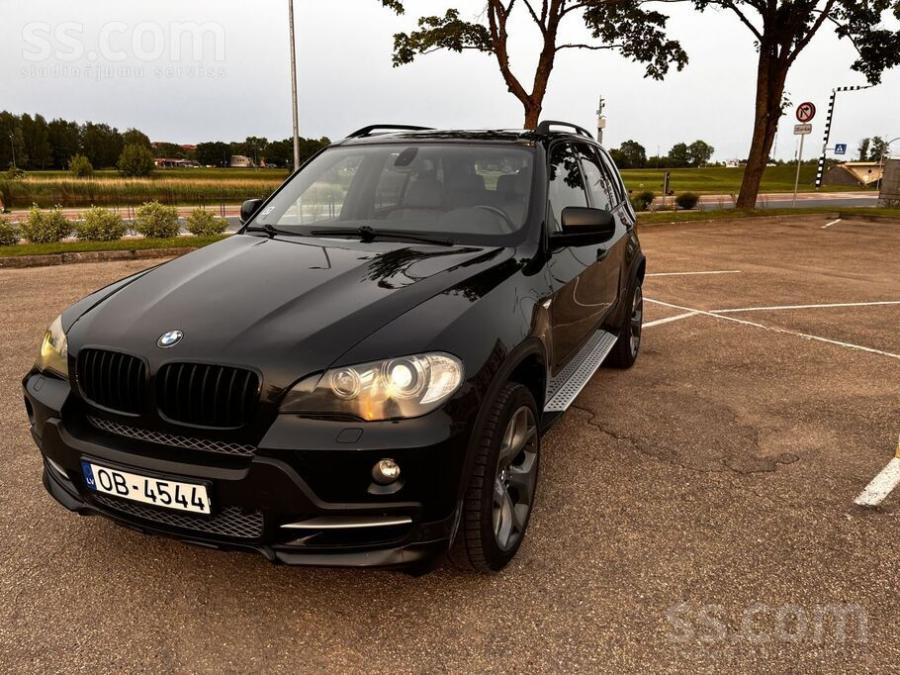 Black BMW X5 2007 in Riga, with an engine capacity of 3.00 L and mileage of 285 thousand km for 8950 €, photo 1 on AUTOMOTO.COM.LV