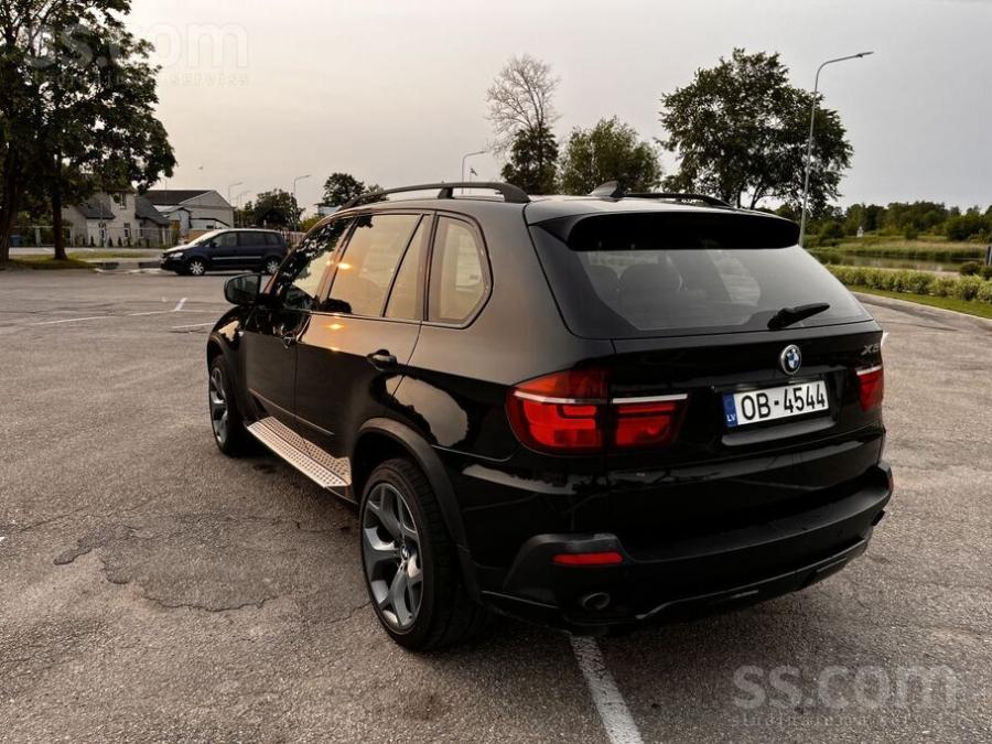 Black BMW X5 2007 in Riga, with an engine capacity of 3.00 L and mileage of 285 thousand km for 8950 €, photo 2 on AUTOMOTO.COM.LV