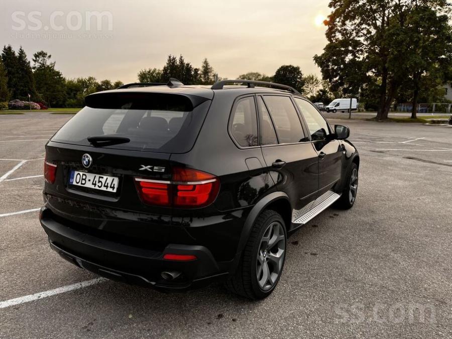 Black BMW X5 2007 in Riga, with an engine capacity of 3.00 L and mileage of 285 thousand km for 8950 €, photo 3 on AUTOMOTO.COM.LV