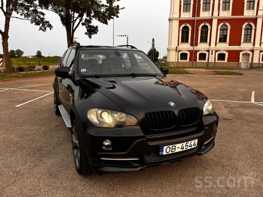 Black BMW X5 2007 in Riga, with an engine capacity of 3.00 L and mileage of 285 thousand km for 8950 €, photo 4 on AUTOMOTO.COM.LV
