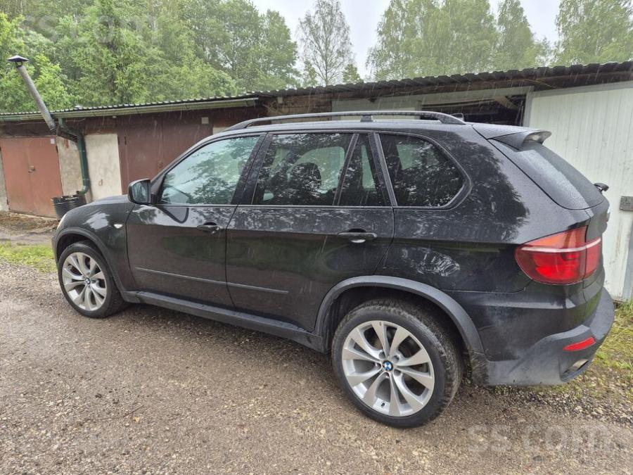 Black BMW X5 2007 in Tukums, with an engine capacity of 3.00 L and mileage of 184 thousand km for 9600 €, photo 1 on AUTOMOTO.COM.LV