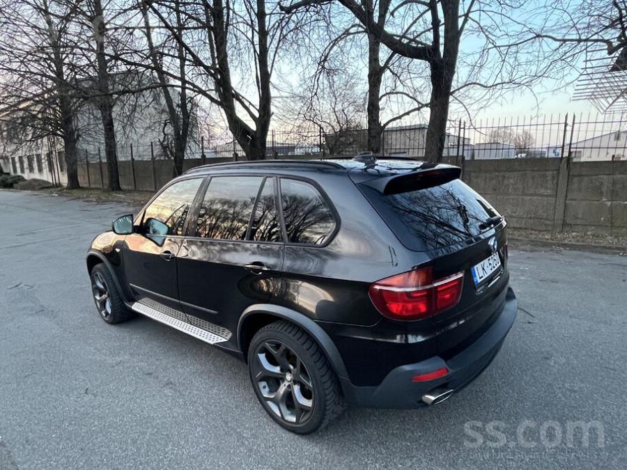 Black BMW X5 2007 in Riga, with an engine capacity of 3.00 L and mileage of 252 thousand km for 8300 €, photo 4 on AUTOMOTO.COM.LV