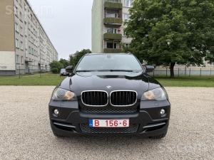 Black BMW X5 2007 in Ventspils, with an engine capacity of 3.00 L and mileage of 388 thousand km for 7900 €, photo 2 on AUTOMOTO.COM.LV