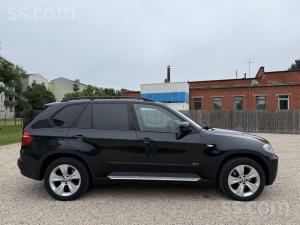 Black BMW X5 2007 in Ventspils, with an engine capacity of 3.00 L and mileage of 388 thousand km for 7900 €, photo 7 on AUTOMOTO.COM.LV