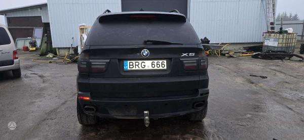 Black BMW X5 2007 in Trakai, with an engine capacity of 4.80 L and mileage of 280 thousand km for 3300 €, photo 7 on AUTOMOTO.COM.LV