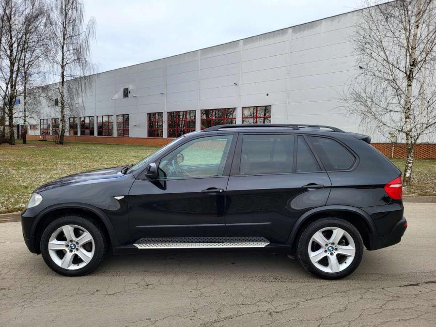 Black BMW X5 2007 in Siauliai, with an engine capacity of 3.00 L and mileage of 350 thousand km for 6990 €, photo 4 on AUTOMOTO.COM.LV