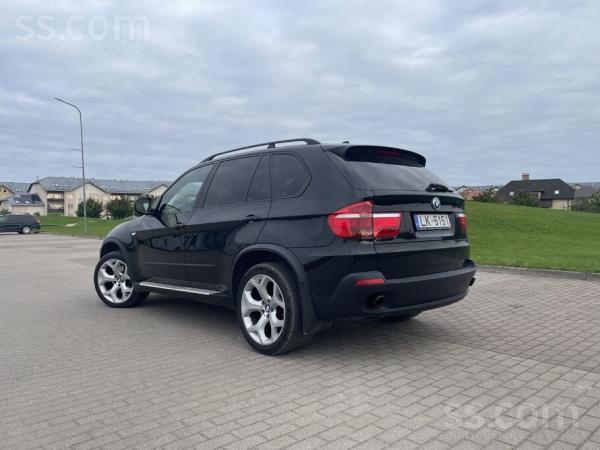 Black BMW X5 2007 in Riga, with an engine capacity of 3.00 L and mileage of 318 thousand km for 8995 €, photo 2 on AUTOMOTO.COM.LV