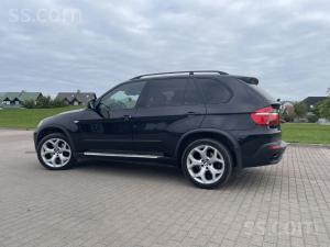 Black BMW X5 2007 in Riga, with an engine capacity of 3.00 L and mileage of 318 thousand km for 8995 €, photo 3 on AUTOMOTO.COM.LV
