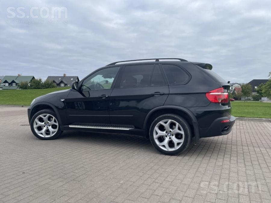 Black BMW X5 2007 in Riga, with an engine capacity of 3.00 L and mileage of 318 thousand km for 8995 €, photo 3 on AUTOMOTO.COM.LV